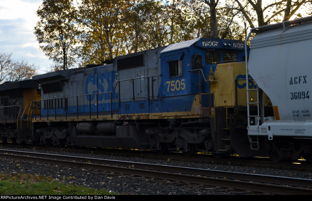 CSX C40-8 7505 leads Q417-13